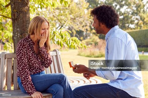 성숙한 남자 무릎을 꿇고 제안 에 깜짝 놀랄만한 여자 앉아 에 공원 와 약혼 반지 에 상자 놀라움에 대한 스톡 사진 및 기타 이미지 놀라움 약혼식 2명 Istock