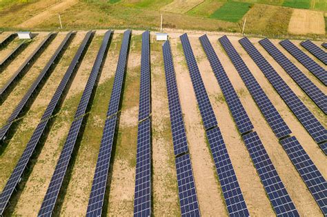 태양광 발전소의 공중 보기 청정 생태 에너지를 생산하기위한 전기 패널 0명에 대한 스톡 사진 및 기타 이미지 0명 개발 건설 산업 Istock