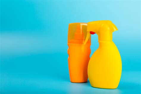 파란색 배경에 자외선 차단제 Spf 크림 자외선 차단 자외선 차단 여름 휴식과 휴가의 개념 여름 분위기 디자인 모형 베케이션뷰티 건강한 생활방식에 대한 스톡 사진 및 기타