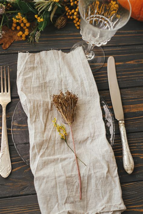 빈티지 칼 붙이 린넨 냅킨 호박과 가을 꽃꽂이가있는 나무 테이블에 허브가있는 현대적인 접시 농가 소박한 가을 결혼식