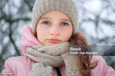 따뜻한 니트 겨울 옷을 입은 슬픈 어린이 소녀는 야외에서 시간을 보내고 얼어 붙었다 건강한 생활방식에 대한 스톡 사진 및 기타 이미지 건강한 생활방식 겨울 계절