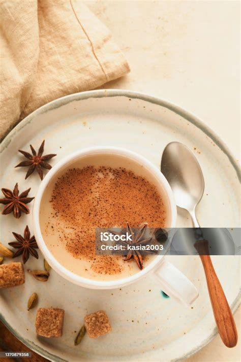 마살라 차 마살라 차이는 가벼운 따뜻한 베이지 색 배경에 우유와 향신료를 곁들인 차를 맛볼 수 있습니다 전통 인도 음료 향신료 차 공간을 복사합니다 맨 위 보기입니다 차이