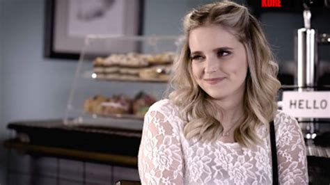 Börekçide Düşürdüğü Koca Memeli Hatuna Yediklerini Erittiriyor Porno Izle