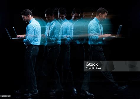 양복을 입은 전체 길이1인1인사이드 뷰프로필 보기 3039세 성인 잘생긴 사람들 백인 젊은 남성남성 사업가비즈니스 맨 워킹다중 노출긴 노출흐린 모션 걷기에 대한 스톡 사진