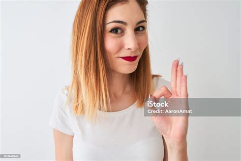 손가락으로 확인 기호를하고 고립 된 흰색 배경 위에 서 캐주얼 티셔츠를 입고 아름다운 빨간 머리 여자 우수한 기호 T 셔츠에 대한 스톡 사진 및 기타 이미지 Istock