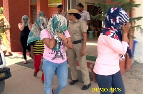 Sex racket revealed in Up jaunpur four couple taken in custody गसट हउस म चल रह थ सकस