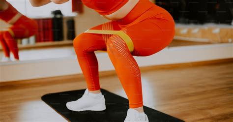 한 여자가 매트 위에서 요가 포즈를 취하고 있다 사진 Unsplash의 운동 이미지