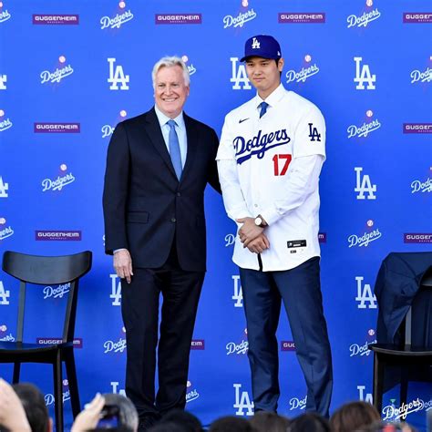大谷翔平身穿17号球衣正式亮相加盟道奇的发布会签约新浪新闻