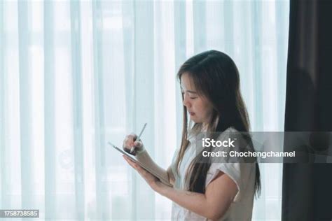 집에서 거실에서 태블릿 Pc를 사용하는 아시아 여성 비즈니스 컨셉 35 39세에 대한 스톡 사진 및 기타 이미지 35 39세 가정 생활 개성 개념 Istock