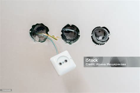 전기 소켓전기 수리 또는 리노베이션 개념을 닫습니다 벽면 소켓 설치 전기 콘센트 설치 작업 건설 산업에 대한 스톡 사진 및 기타 이미지 Istock