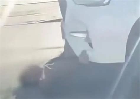 妻子抓狂開車直撞丈夫倒地 遭警方拘捕｜即時新聞｜兩岸｜oncc東網