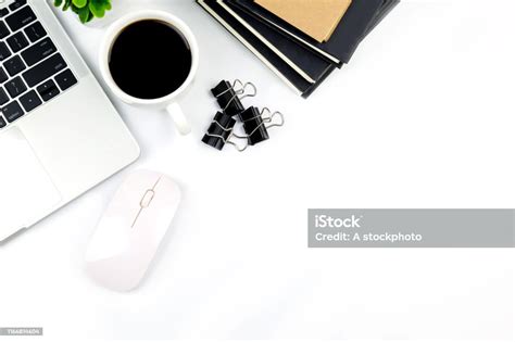노트북 컴퓨터가 있는 현대적인 흰색 사무실 책상 테이블 노트북 위에 검은 색 화면이있는 스마트 폰 및 커피 한 잔 개념에 대한 스톡 사진 및 기타 이미지 Istock