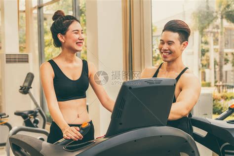 体育运动员在健身运动场上跑步高清图片下载 正版图片504506719 摄图网