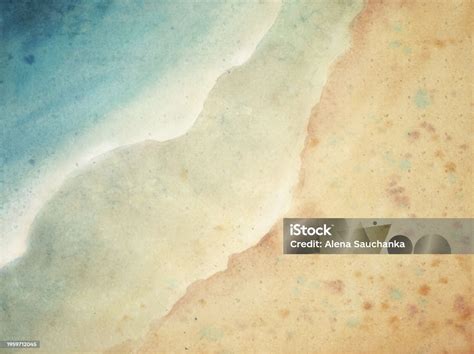 흰 거품과 베이지색 모래 그림이 있는 바다 파도의 평면도 깊고 풍부한 파란색 하늘색 청록색 물 해안 여름 햇볕이 잘 드는 해변