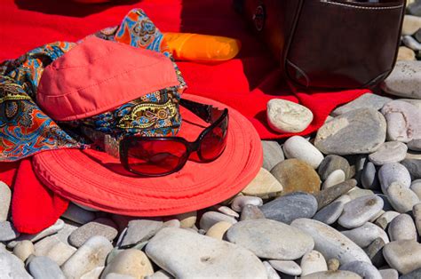해변 액세서리 조약돌 해변에 빨간 수건 파나마 선글라스와 해변 가방 Accessories Council에 대한 스톡 사진 및 기타 이미지 Accessories