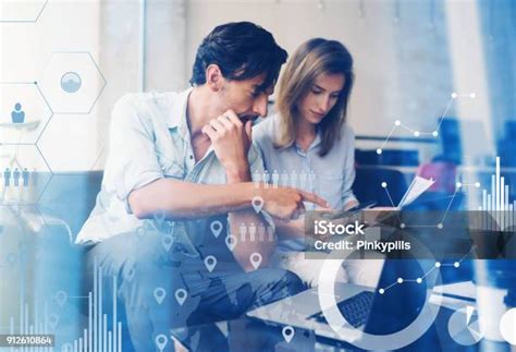 디지털 도표 그래프 인터페이스 가상 화면 연결 아이콘의 개념 협동 과정입니다 젊은 사업 사람들 새로운 시작 프로젝트입니다 흐리게