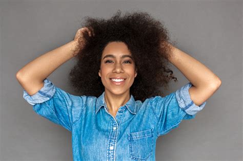 프리 스타일 여자 서 에 회색 감동 머리 웃음 쾌활한 클로즈업 가냘픈에 대한 스톡 사진 및 기타 이미지 가냘픈 갈색 머리