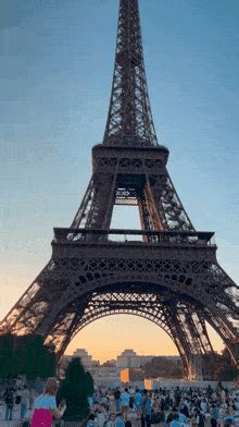 Man Eiffel Tower Memes Eiffel Tower S Tenor