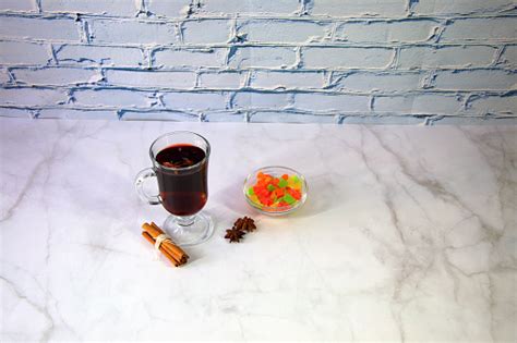 오렌지 계피 스틱 스타 아니스 말린 과일 조각이 있는 멀드 와인 한 잔 0명에 대한 스톡 사진 및 기타 이미지 0명 겨울 계피 Istock