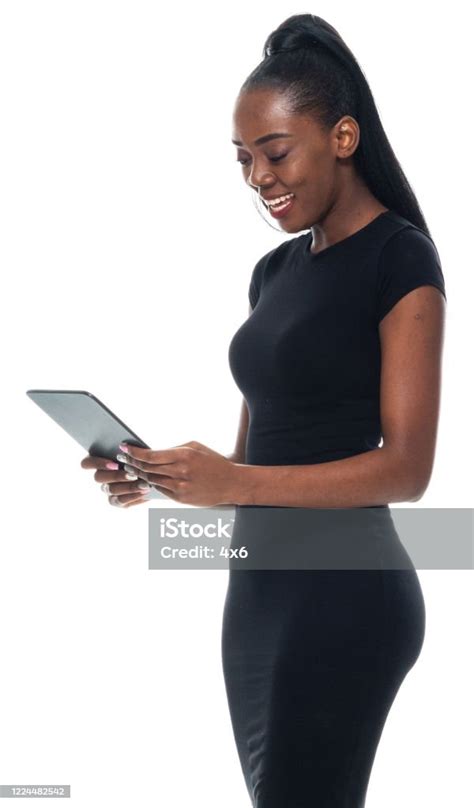 흰색 배경 앞에 서있는 아프리카 계 미국인 인종 젊은 여성들이 드레스를 입고 디지털 태블릿을 사용 아프리카 민족에 대한 스톡 사진 및 기타 이미지 Istock