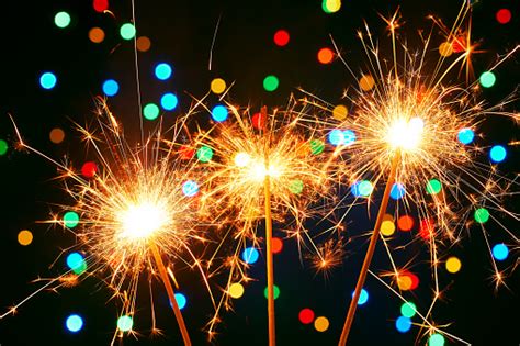 휴일 동적 엽서입니다 밝은 크리스마스 화 환 배경 흐리게에 세 조명 불꽃 놀이 새 해를 맞이 합니다 크리스마스 저녁 배경에 흐림 병 0명에 대한 스톡 사진 및 기타 이미지