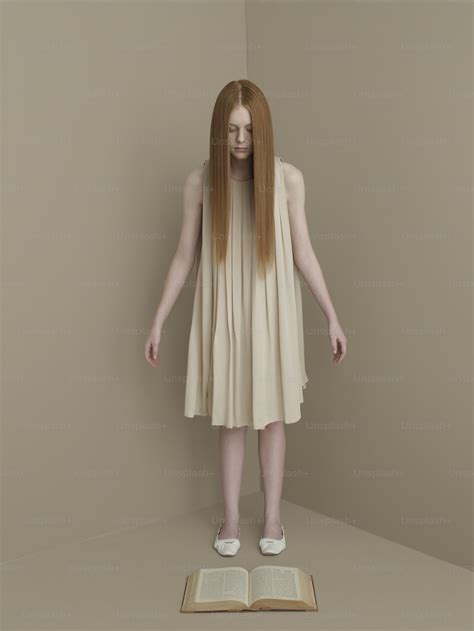 긴 머리를 한 여자가 책 위에 서 있다 사진 Unsplash의 20 24 년 이미지