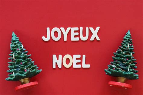 모델 크리스마스 트리 수제 축제 크리스마스 인사말 카드 프랑스어 조이우스 노엘 메시지와 빨간색 배경에 컷 아웃 흰색 문자와 수제 Diy 쉬운 크리스마스 카드 디자인의 이미지