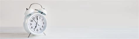 복사 공간 배너와 밝은 배경에 빈티지 스타일의 흰색 시계 알람 0명에 대한 스톡 사진 및 기타 이미지 0명 7 개념 Istock