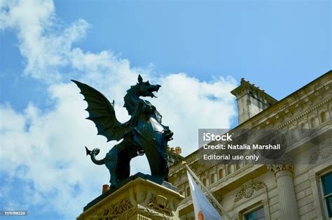 찰스 벨 버치의 인상적인 빅토리아 시대 조각 그리핀인 청동 용이 로얄 코트 앞에서 거리표식에 대한 스톡 사진 및 기타 이미지 거리표식 경계 그리핀 Istock