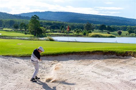 골프 코스에서 그린에 벙커에서 골프 공을 치는 아시아 남자 40 44세에 대한 스톡 사진 및 기타 이미지 40 44세 Golf Tournament 건강한 생활방식