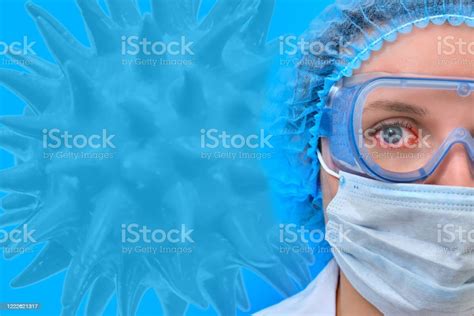 얼굴에 보호 의료 안경에 파란색 배경에 의사 텍스트 공간을 복사합니다 파란색 배경에 흰색 코트를 입고 간호사 코로나바이러스 환자의 치료를 위한 의료 기기 Stem 주제에