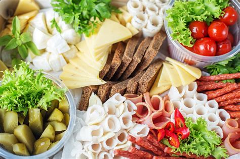 고기 소시지 제품 다양한 치즈 절인 야채 및 양상추를 배달용 상자에 담아 상자에 대한 스톡 사진 및 기타 이미지 상자 샤퀴트리 치즈 Istock