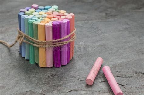 尖端关于有色的用彩色蜡笔画向白色的背景 包图企业站