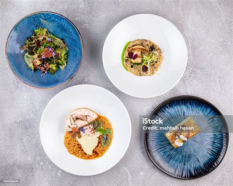 신선한 딸기를 곁들인 맛있는 타트 수제 딸기 케이크 조각으로 접시 0명에 대한 스톡 사진 및 기타 이미지 0명 고급 호텔 과일 Istock