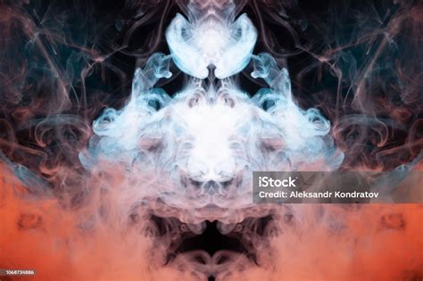 분홍색의 배경 귀신의 머리의 모양 또는 검은색 신비로운 외모의 남자에 빨간색과 파란색 물결 모양의 연기 접지 절연 밝은 추상 패턴 Vape에서 증기의 검은색에 대한 스톡