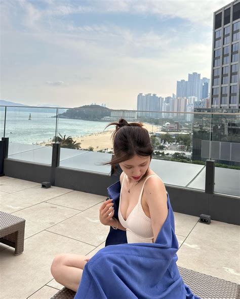 수영복 입은 배우 김지은