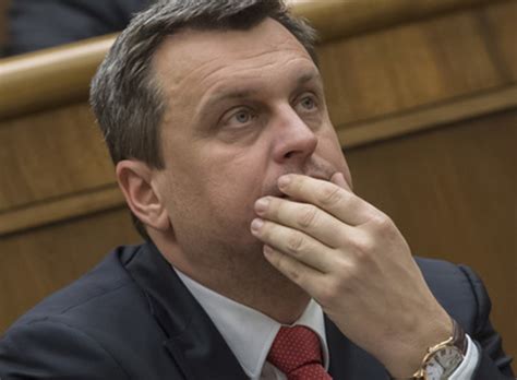 مسؤول سلوفاكي رفيع ينظف الشوارع تكفيرا عن فعل ارتكبه ماذا حدث؟