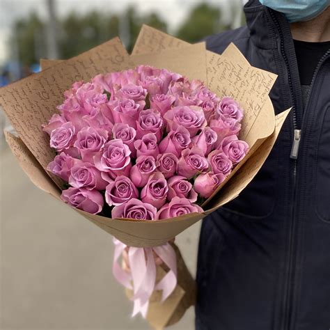 Купить букет из 57 фиолетовых роз 60 см по доступной цене с доставкой в ...