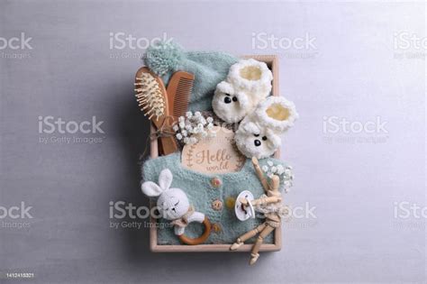 회색 배경에 아기 옷 부티 및 액세서리가있는 나무 상자 상단 전망 0명에 대한 스톡 사진 및 기타 이미지 0명 개인 장식품 개체 그룹 Istock