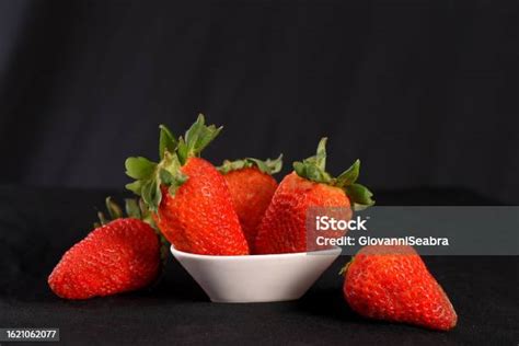 잘 익은 딸기 과일 맛있는 건강 자연 식품 빨간 딸기 과일 장미 건강한 식생활에 대한 스톡 사진 및 기타 이미지 건강한 식생활 과일 녹색 Istock