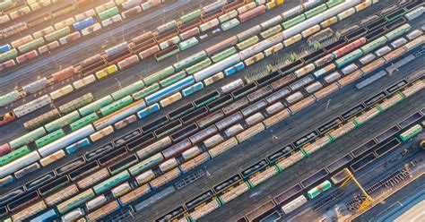 철도 트랙 긴 기차화물 분류 역의 공중보기 화물과 원자재를 실은 다양한 철도 차량 사진 Unsplash의 통신 이미지