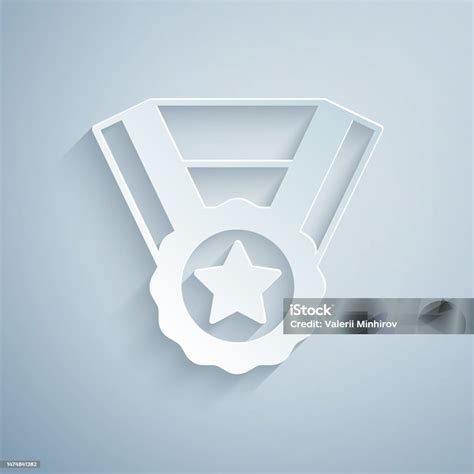 회색 배경에 격리 된 종이 컷 메달 아이콘 우승자 기호 종이 아트 스타일 벡터 1에 대한 스톡 벡터 아트 및 기타 이미지 1 1위 3위 Istock