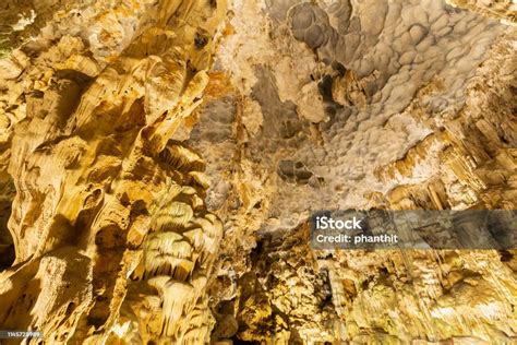 동다 고 아일랜드의 동 티 엔 웅 동굴은 베트남 하롱 베이에서 가장 아름 다운 동굴 중 하나입니다 경외감에 대한 스톡 사진 및