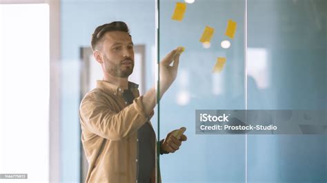 사무실에서 유리 계획 프로젝트에 스티커 메모를 사용하는 사업가 30 39세에 대한 스톡 사진 및 기타 이미지 30 39세