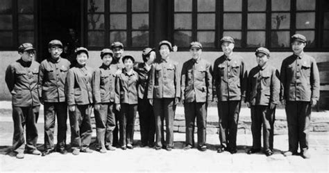 朱韵和 On Twitter 左起：阎长贵（江青秘书）、王宇清（毛泽东警卫员）、许春华（江青护士）、张素兰（江青服务员）、王保春（陈伯达秘书）、吴旭君（毛泽东护士长）、叶群、江青、林彪、李