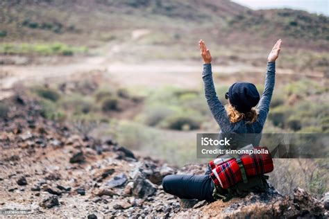 요가 위치를 하 고 여행 하는 동안 명상 하는 금발 곱슬 머리를 가진 여자의 뒷 전망 하이킹 모험 활동즐기고 자연사람들 건강 한 라이프 스타일을 느끼고 40 49세에 대한