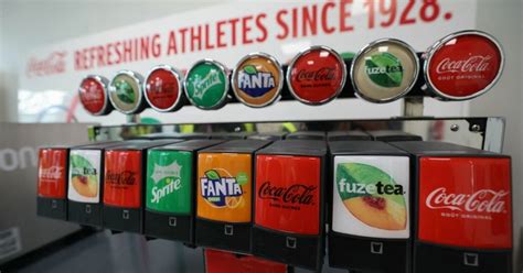 플라스틱 일회용기에서 플라스틱 다회용기로 음료를 옮겨 담는다 ‘친환경 올림픽의 이면