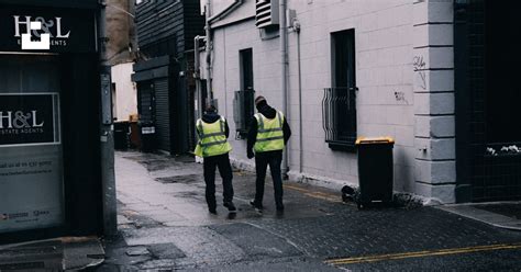 노란 조끼를 입은 두 남자가 거리를 걷고 있다 사진 Unsplash의 무료 더블린 이미지