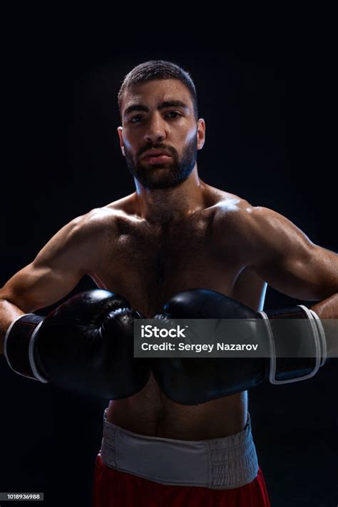 검은 배경에 그의 빨간 권투 반바지 장갑 입고 젊은 남성 복 서 건강한 생활방식에 대한 스톡 사진 및 기타 이미지 건강한 생활방식 검은색 격투기 Istock