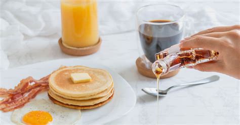 아침 식사 음식이 담긴 접시를 얹은 테이블 사진 Unsplash의 음식 이미지